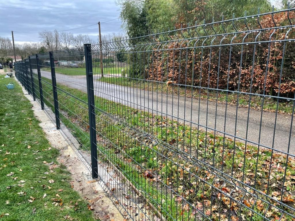 Installation d'une clôture en grillage rigide - ÉDIFICE + Menuiserie